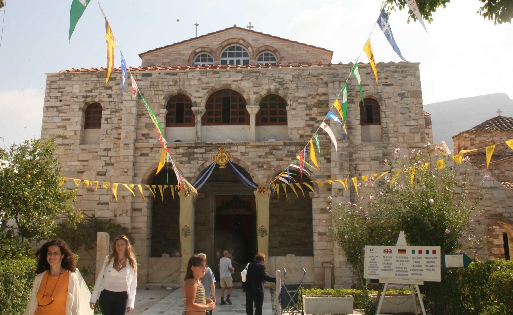 Έφτασε στον Πειραιά η εικόνα της Παναγίας Εκατονταπυλιανής - Η ιστορία ...