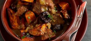 Γιορτινή συνταγή: Χοιρινό με δαμάσκηνα και κάστανα! | Dogma