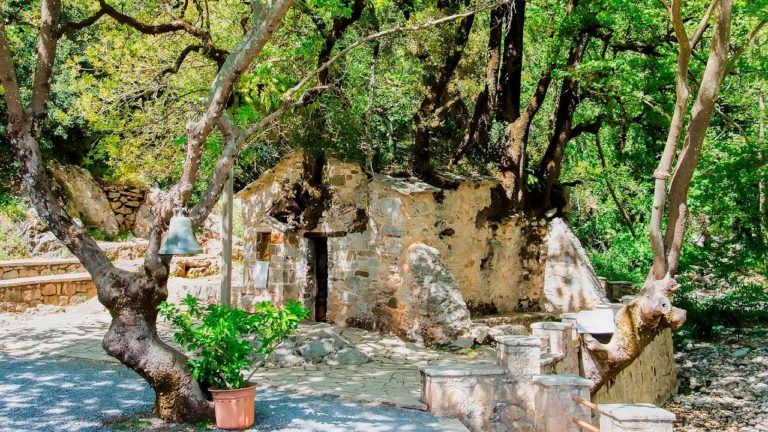 Αγία Θεοδώρα Βάστα: Το εκκλησάκι που μπήκε στο βιβλίο Γκίνες | Dogma