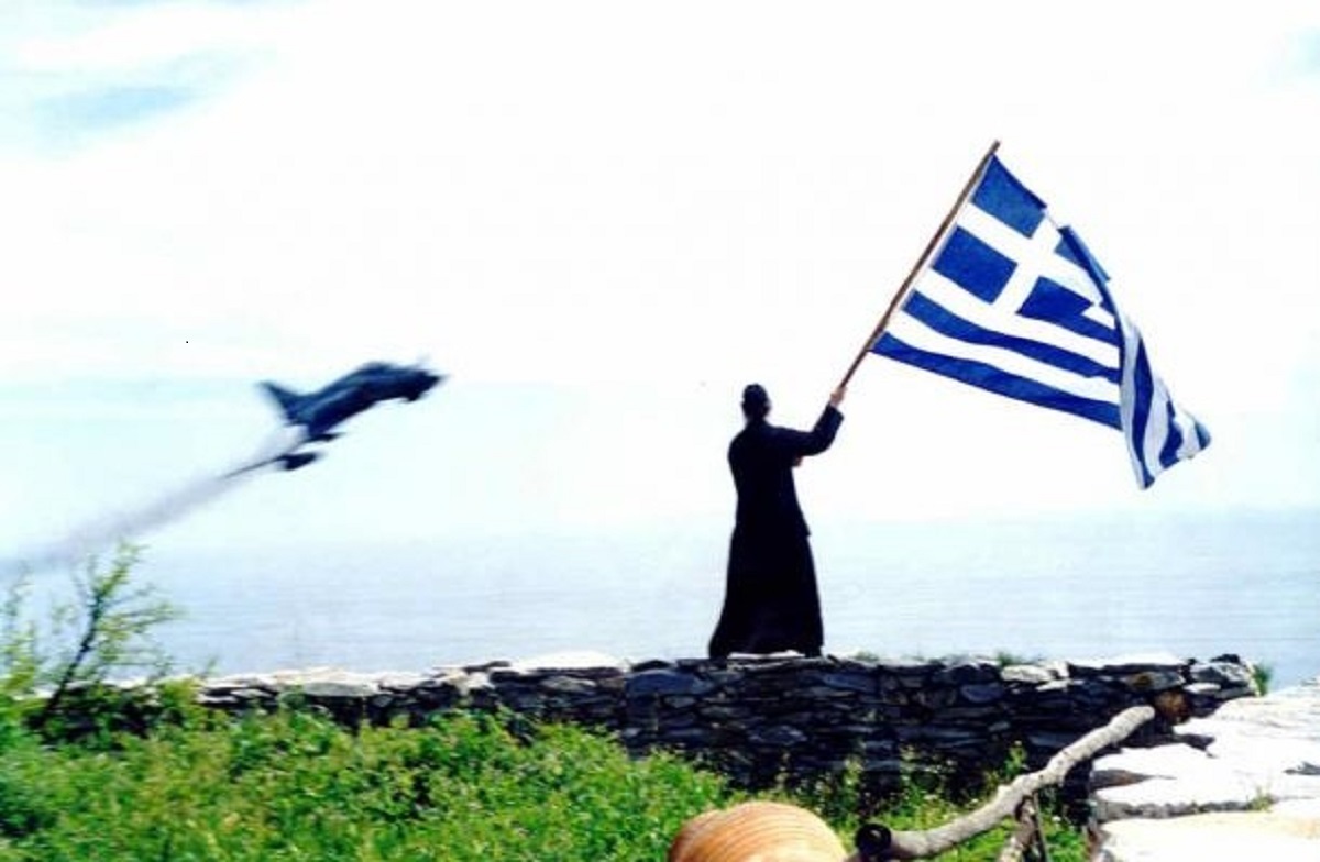 Αγιορείτης μοναχός ευλογεί με τη σημαία του τους Ικάρους - Βίντεο | Dogma
