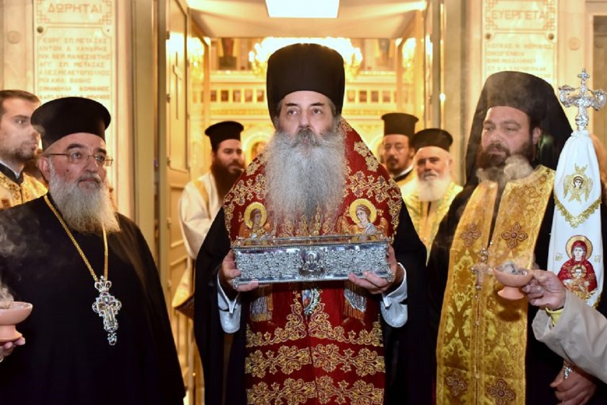Η δεξιά χείρα του Αγίου Σπυρίδωνα στη Μητρόπολη Πειραιώς | Dogma