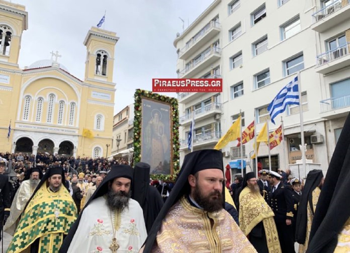 Λαμπρή λιτανεία εικόνας Αγίου Σπυρίδωνα στον Πειραιά | Dogma