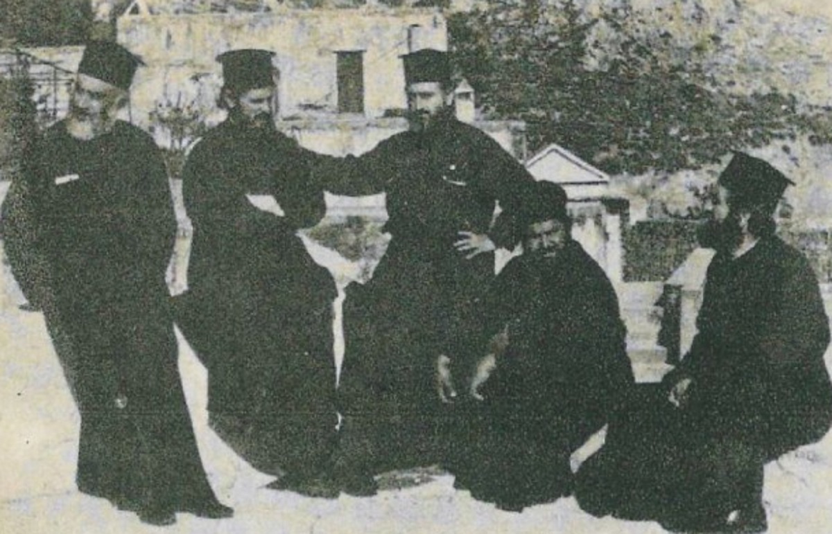 Οι επαναστάτες με τα ράσα από τα Σφακιά που τα έβαλαν με ΗΠΑ και ...