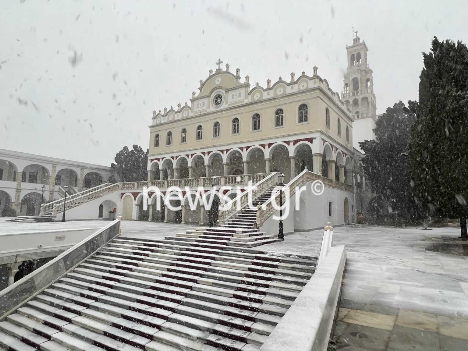 Παναγία της Τήνου: Η Μεγαλόχαρη στα λευκά – Εικόνες κατάνυξης που ...