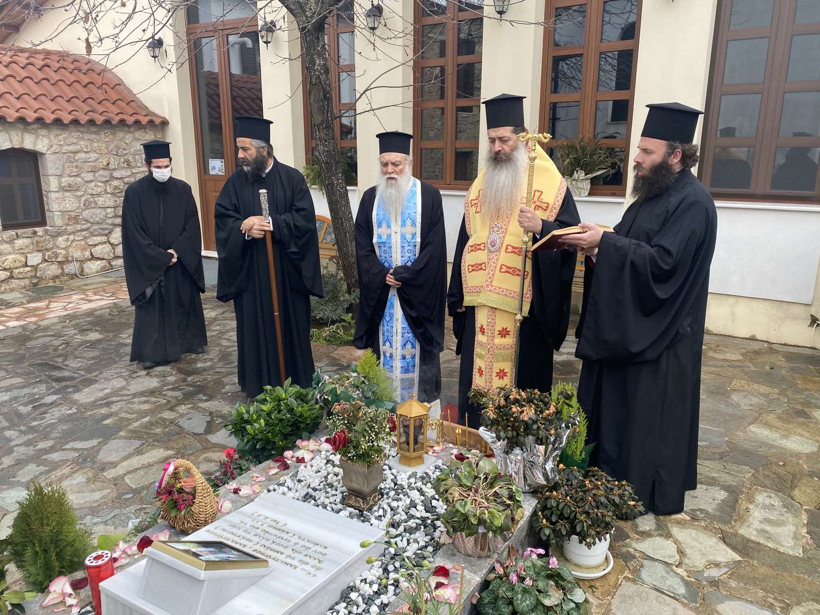 Τρισάγιο στον τάφο του μακαριστού Μητροπολίτη Γόρτυνος Ιερεμία από τον ...