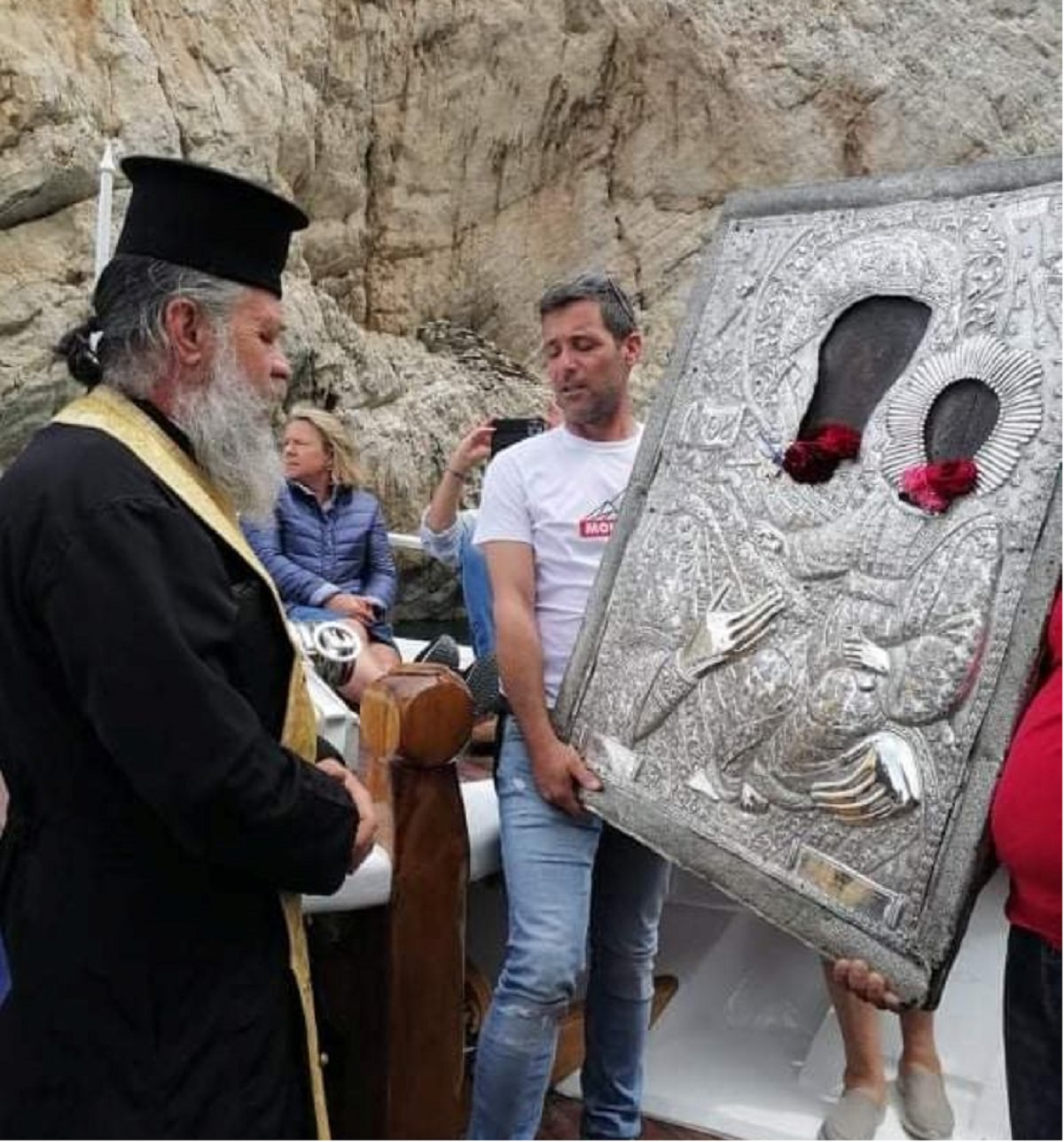 Τριήμερη Λιτάνευση της ιεράς εικόνας της Παναγίας στη Φολέγανδρο | Dogma