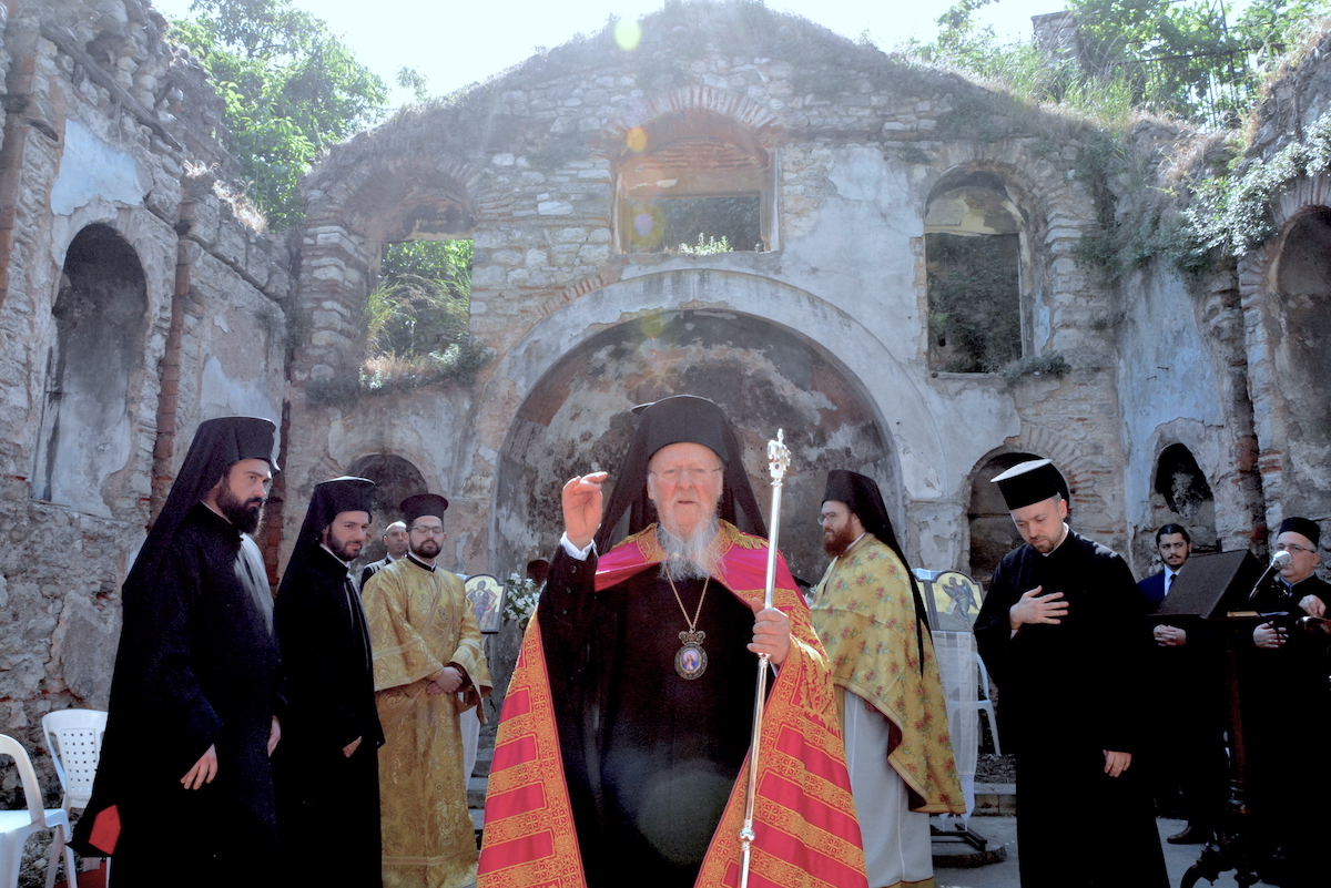 Ο Οικουμενικός Πατριάρχης χοροστάτησε στον ερειπωμένο Ναό της Παναγίας ...