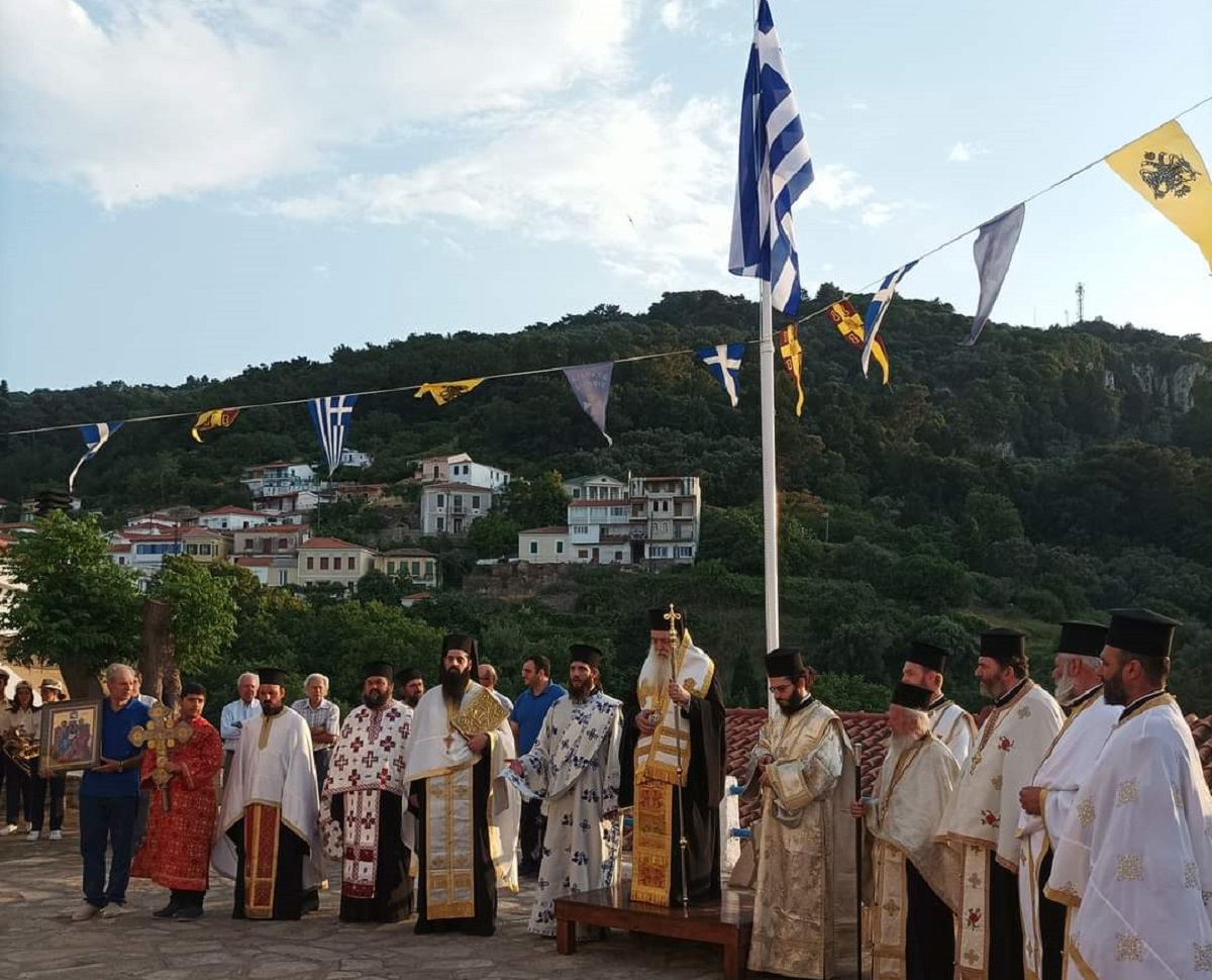 Εορτή Αγίου Πνεύματος στη Μητρόπολη Σάμου | Dogma