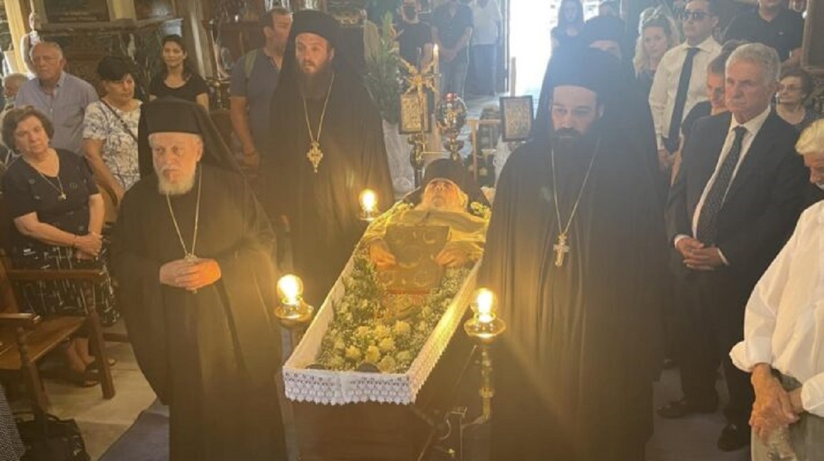 Ο Λαρίσης Ιερώνυμος στην Εξόδιο Ακολουθία του Αρχιμ. Ιωακείμ Γιάννου ...