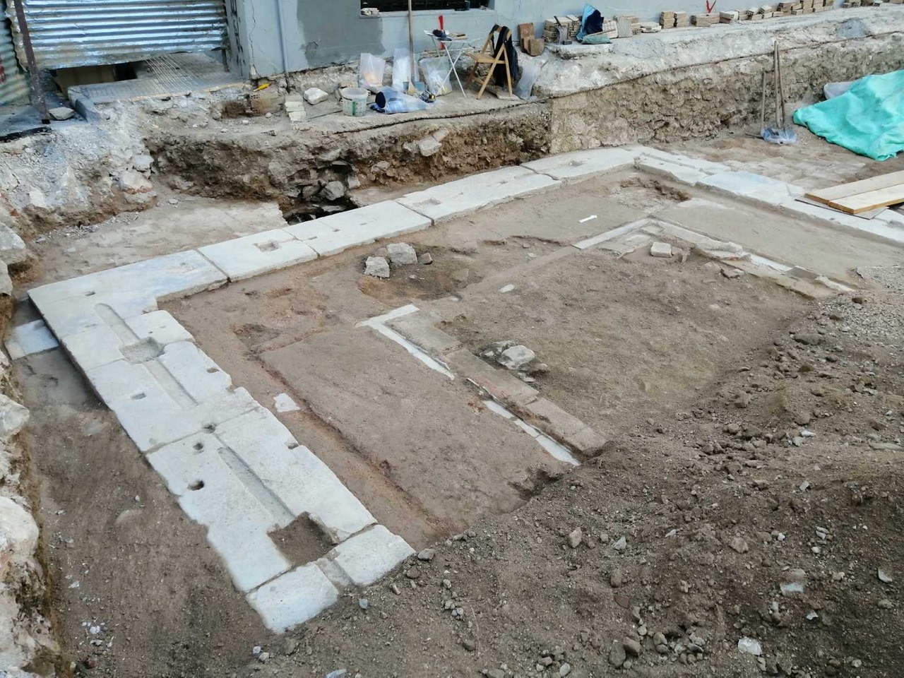 Οι ανασκαφές στην πλατεία Θεάτρου στην Αθήνα αποκάλυψαν αρχαίο ψηφιδωτό ...