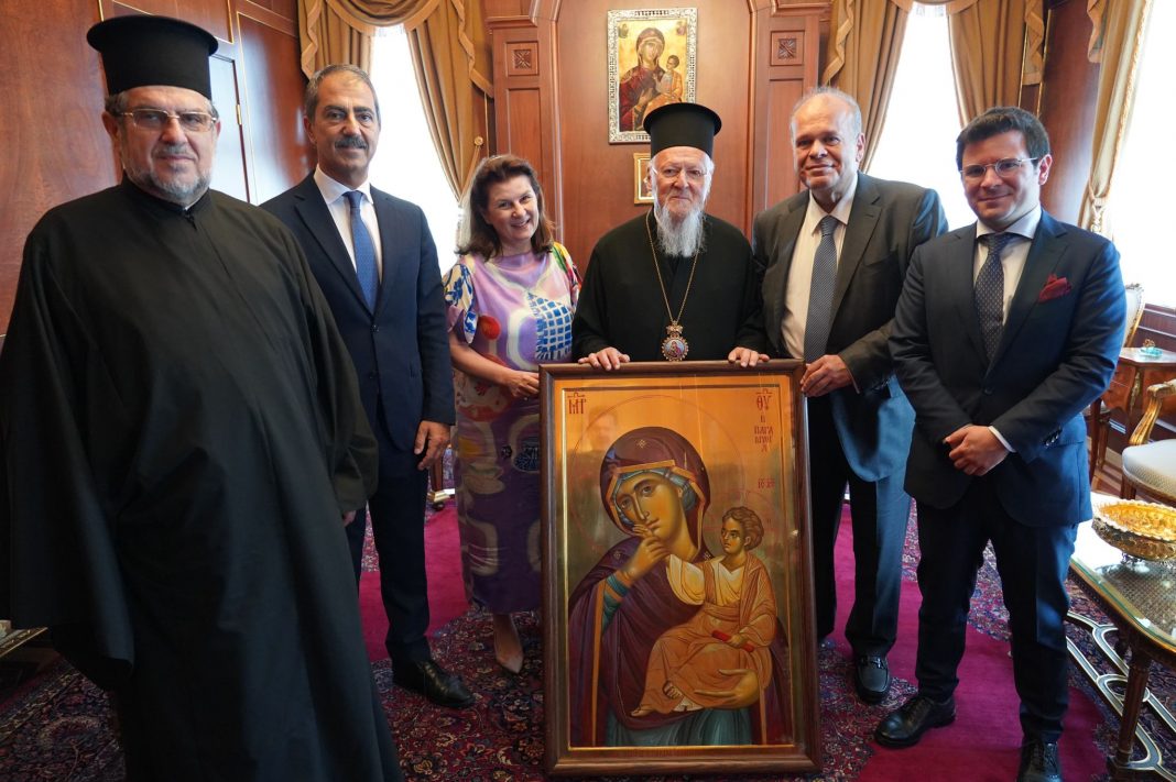 Στον Οικ. Πατριάρχη η εφέστιος Εικόνα της Παναγίας Παραμυθίας Βλαχ ...