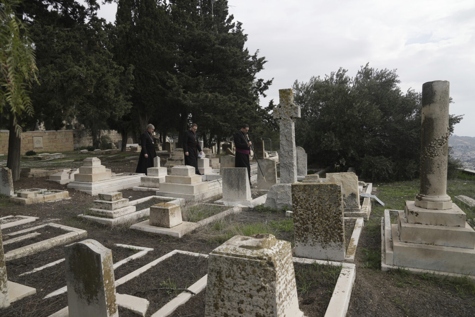 Δεκάδες τάφοι βεβηλώθηκαν σε ιστορικό χριστιανικό κοιμητήριο στην ...