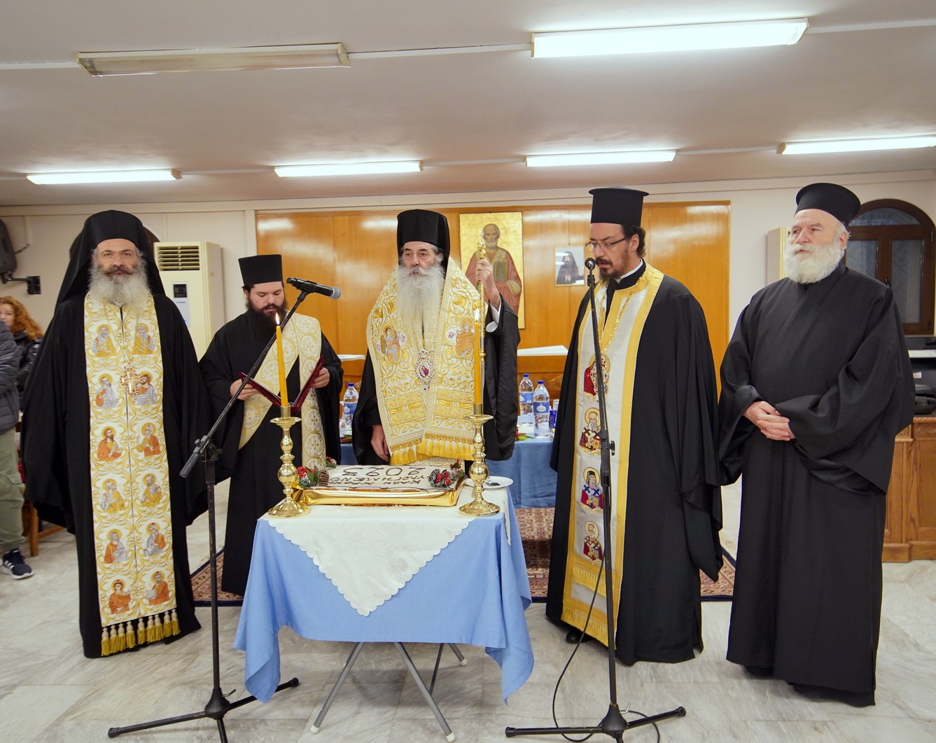 Ο Μητροπολίτης Σεραφείμ ευλόγησε την Βασιλόπιτα για το Γραφείο Νεότητος ...
