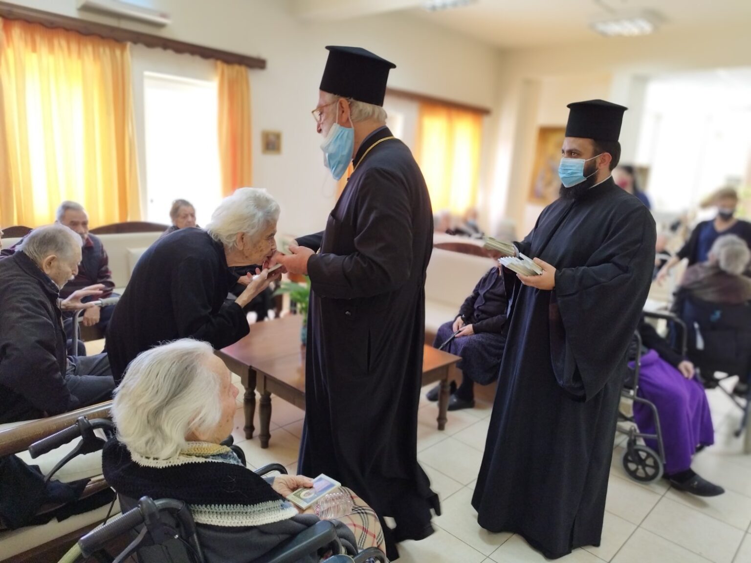 Κοπή Αγιοβασιλόπιτας στο Νηστικάκειο Γηροκομείο και στην Ιερά Μονή ...