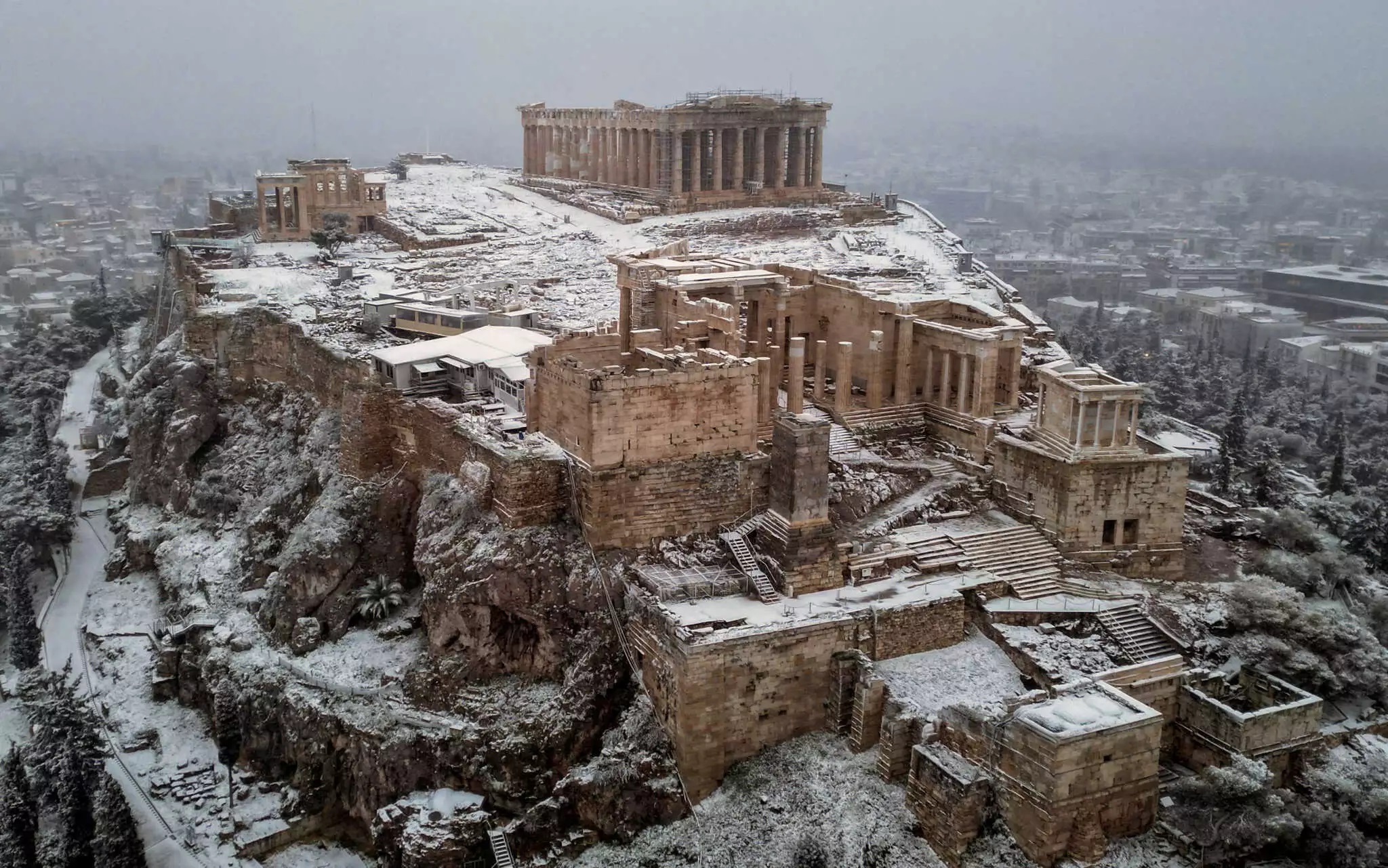 Η Ακρόπολη στα λευκά κάνει τον γύρο του κόσμου μέσα από το Reuters | Dogma