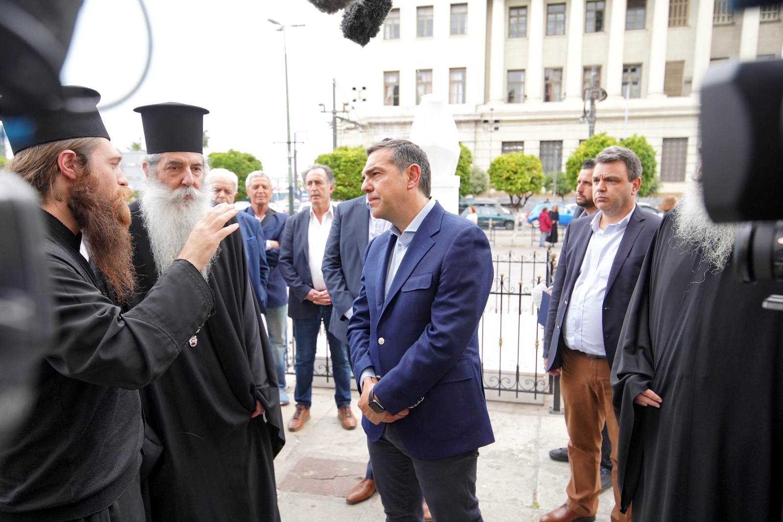 Ο Αλέξης Τσίπρας στη Μητρόπολη Πειραιώς | Dogma