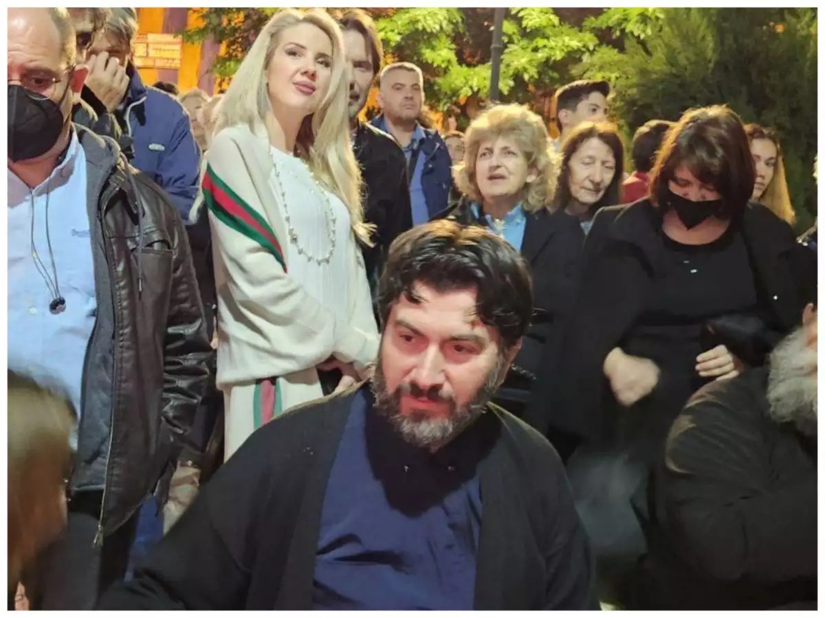 Πατέρας Αντώνιος: Ο Στράτος Τζώρτζογλου και η Σοφία Μαριόλα δίπλα του ...
