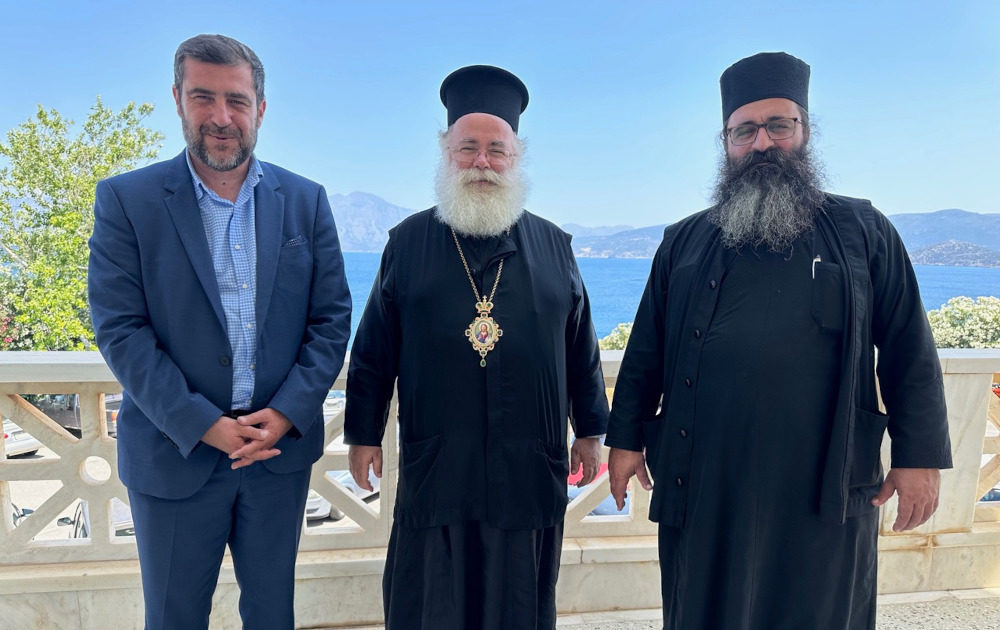 Ο Ιεραπύτνης Κυριλλος με τον Αντιπεριφερειάρχη Λασιθίου | Dogma