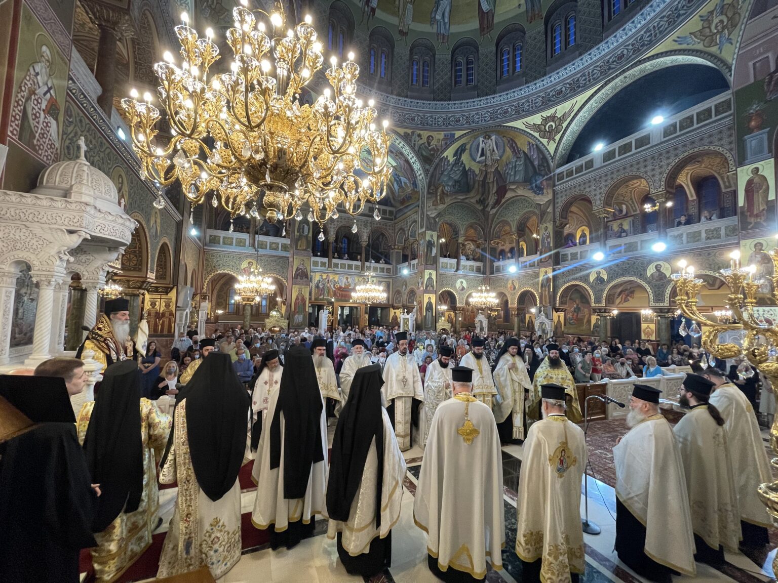 Ο Εσπερινός του Αγίου Πνεύματος στον Πειραιά (ΦΩΤΟ) | Dogma