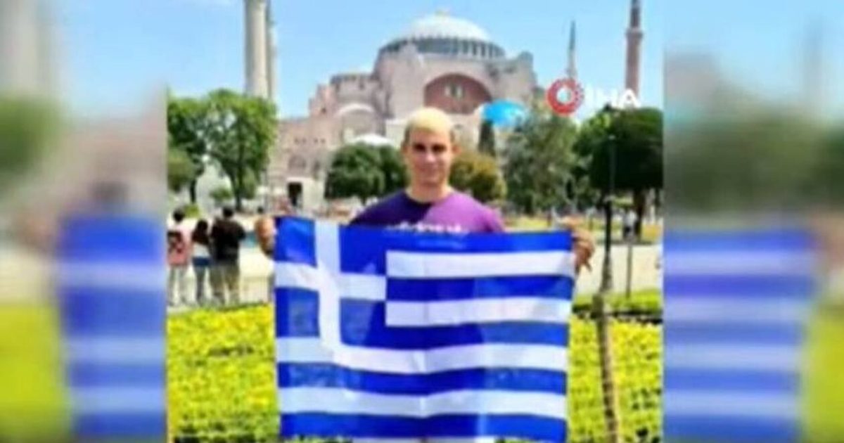 Έλληνας ύψωσε την ελληνική σημαία μπροστά στην Αγιά Σοφιά – Οι ...