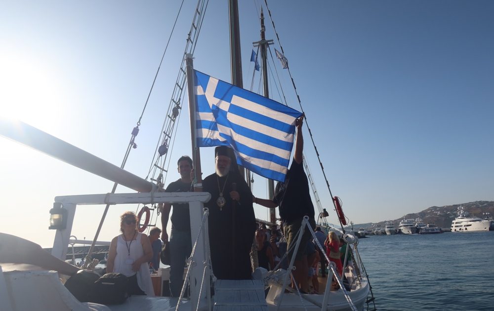 Αγιασμός στο ιστορικό ιστιοφόρο «ΕΥΑΓΓΕΛΙΣΤΡΙΑ» από τον Σύρου Δωρόθεο ...