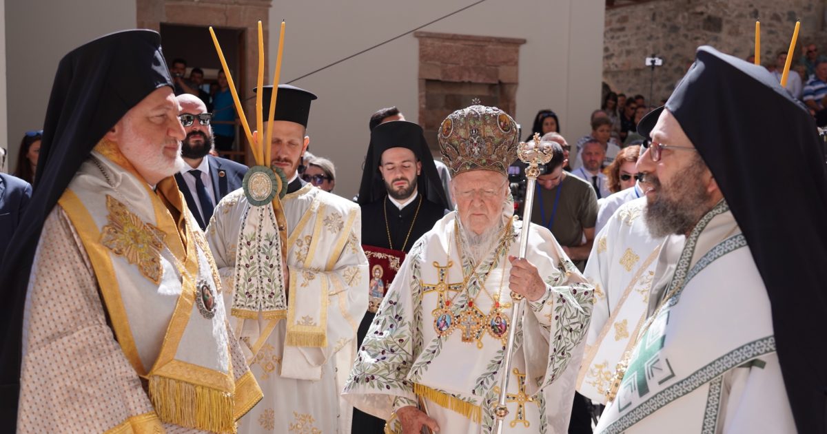 Δεκαπενταύγουστος: Η Θεία Λειτουργία στην Παναγία Σουμελά από τον ...