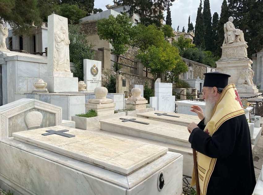 Ο Κορίνθου Διονύσιος τέλεσε Τρισάγιο του μακαριστού Αρχιεπισκόπου κυρού ...