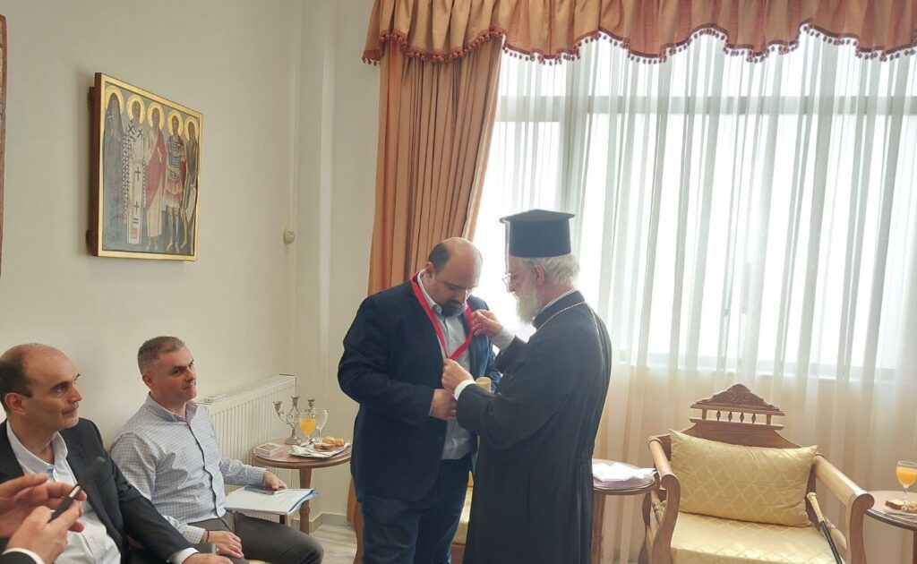 Ο Αρκαλοχωρίου Ανδρέας τίμησε τον Υφ. Κλιματικής Κρίσης με τον Σταυρό ...