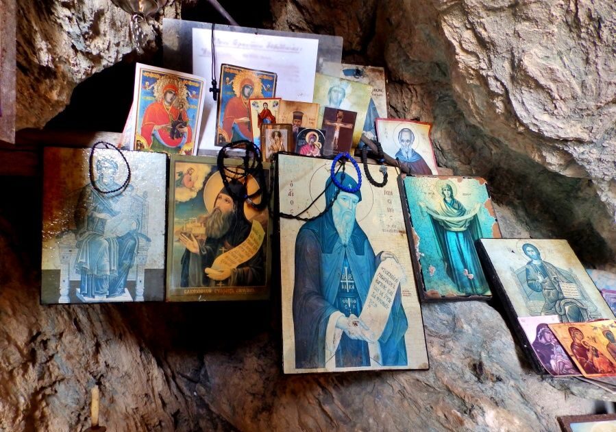 Το Αγιορείτικο Σπήλαιο με την Εικόνα της Θεοτόκου | Dogma