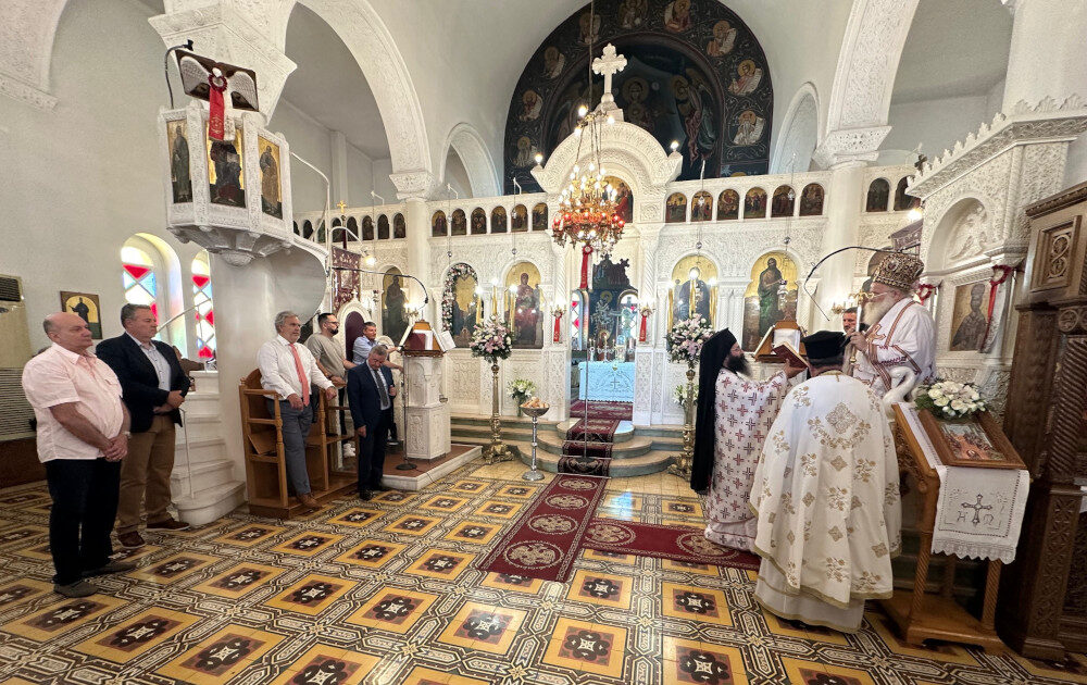 Η εορτή της Πεντηκοστής στον πανηγυρίζοντα Ιερό Ναό Αγίας Τριάδας ...